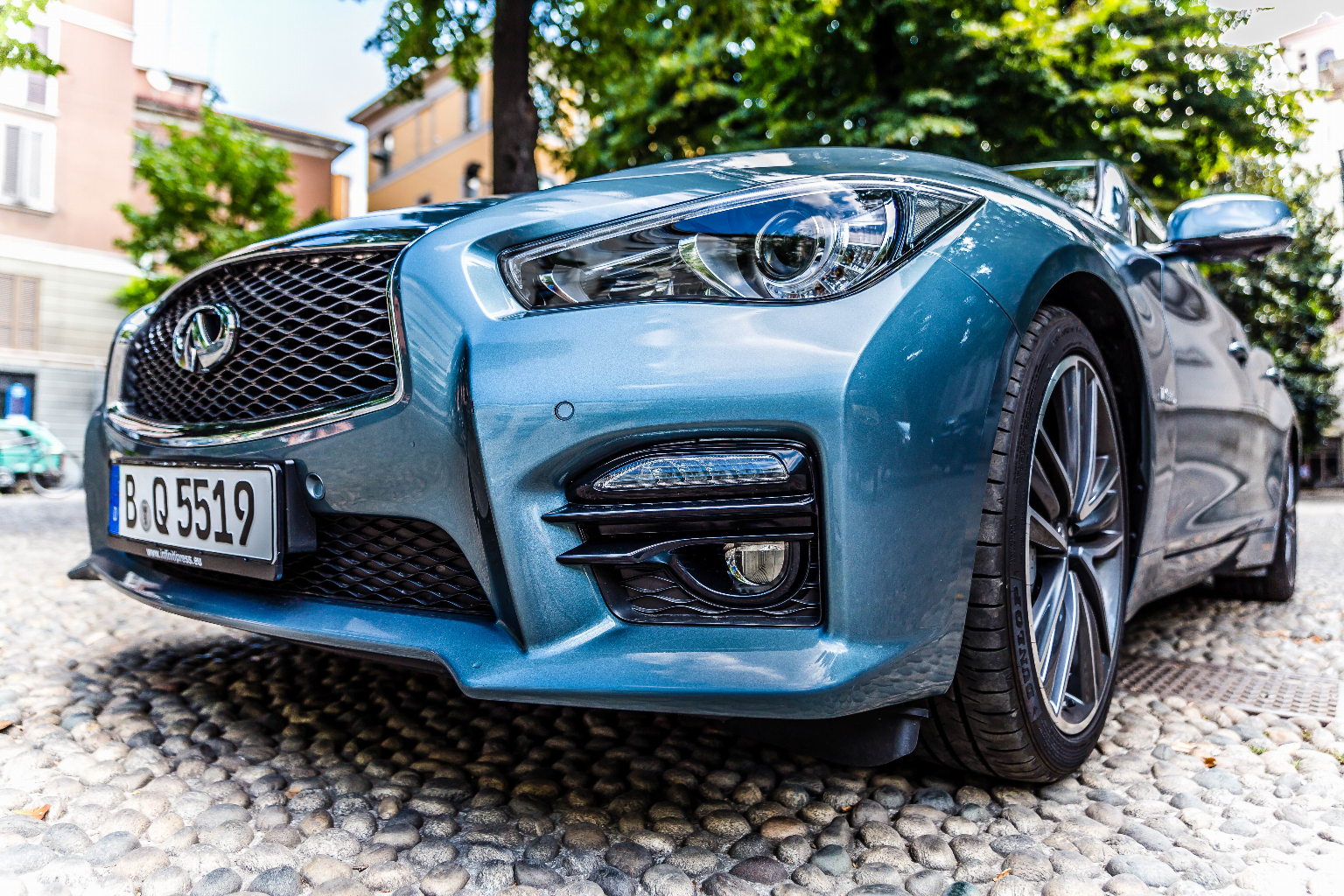 Infiniti Q50 Hybrid, prova su strada della berlina di lusso